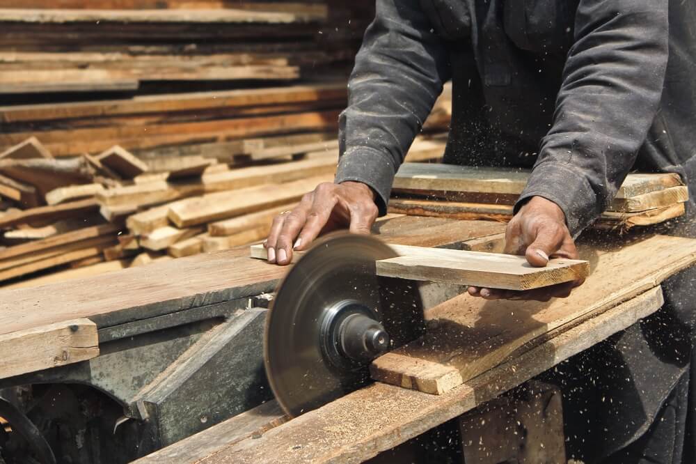 A Beginners Guide On How To Cut Wood | Saxton Blades